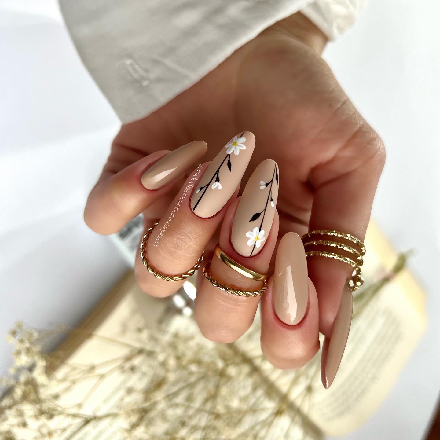 Tan and White Nails: 33+ Designs For Fans of Neutral Manicure - Nail ...